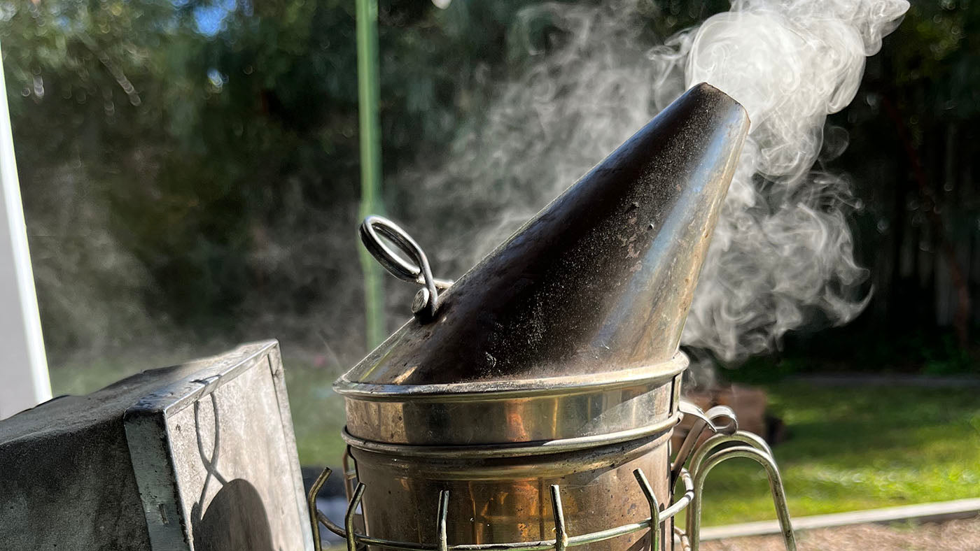 Lighting your smoker – The Thriving Hive